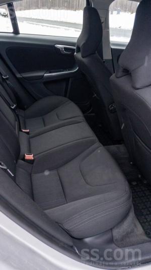 Volvo S60 2013 Rīga, ar dzinēja tilpumu 1.60 L un nobraukumu 131 tūkst. km par 3990 €, foto 27 vietnē AUTOMOTO.COM.LV