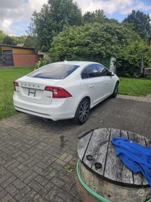 White Volvo S60 2016 in Taurage, with an engine capacity of 2.50 L and mileage of 158 thousand km for 6500 €, photo 8 on AUTOMOTO.COM.LV
