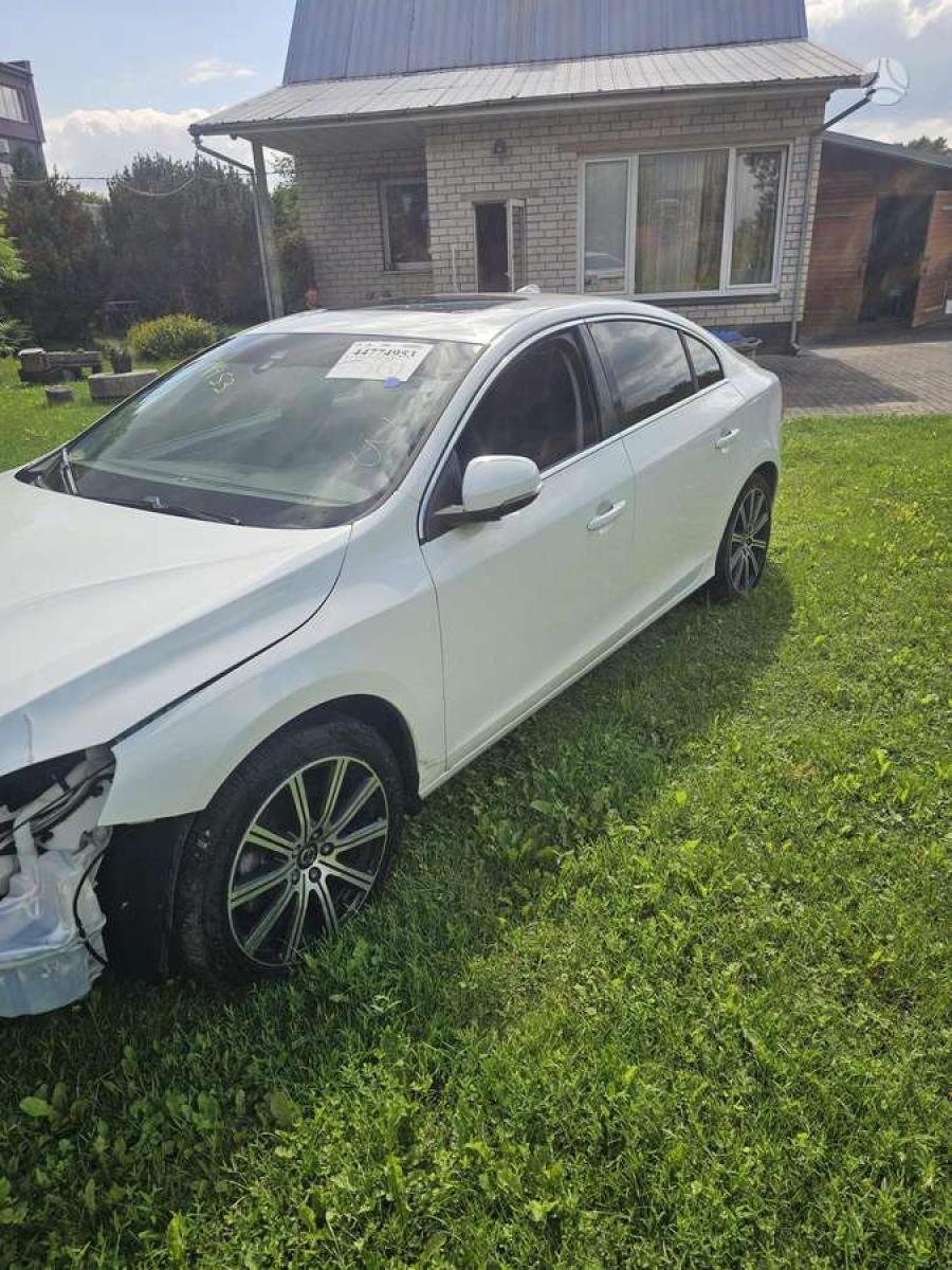 White Volvo S60 2016 in Taurage, with an engine capacity of 2.50 L and mileage of 158 thousand km for 6500 €, photo 9 on AUTOMOTO.COM.LV