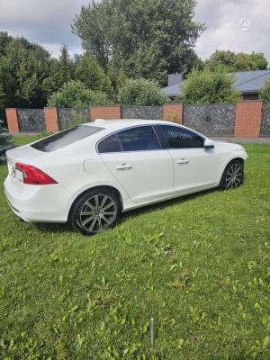 White Volvo S60 2016 in Taurage, with an engine capacity of 2.50 L and mileage of 158 thousand km for 6500 €, photo 10 on AUTOMOTO.COM.LV