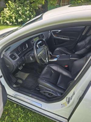 White Volvo S60 2016 in Taurage, with an engine capacity of 2.50 L and mileage of 158 thousand km for 6500 €, photo 11 on AUTOMOTO.COM.LV