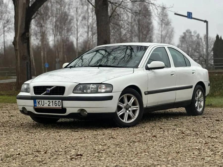 White Volvo S60 2003 in Jelgava, with an engine capacity of 2.40 L and mileage of 295 thousand km for 1990 €, photo 1 on AUTOMOTO.COM.LV
