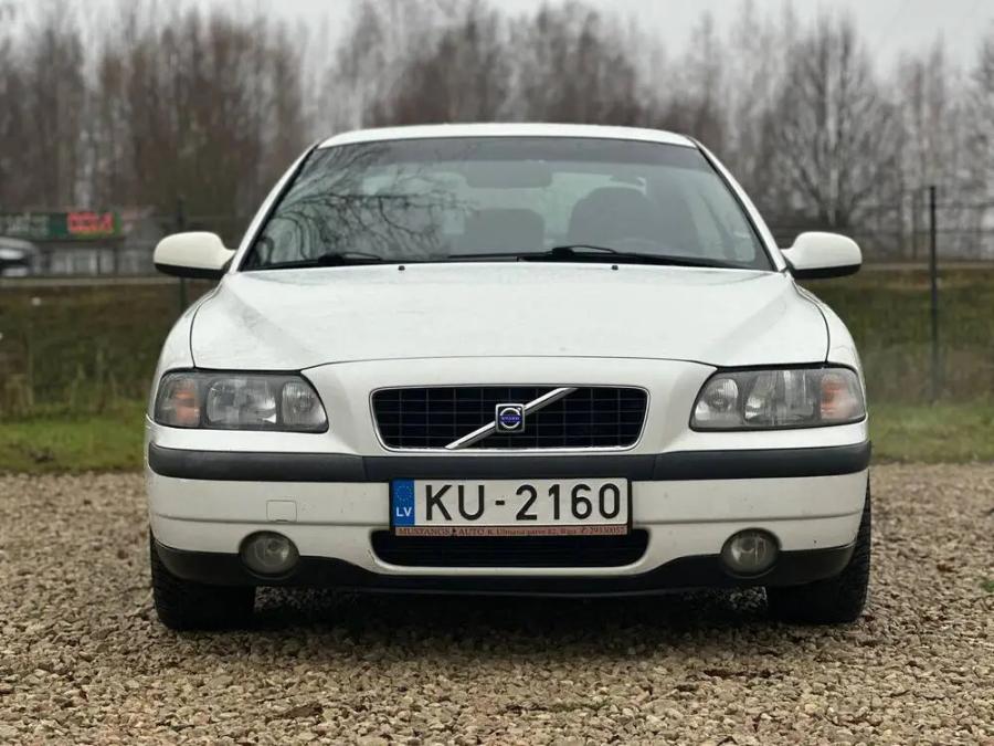 White Volvo S60 2003 in Jelgava, with an engine capacity of 2.40 L and mileage of 295 thousand km for 1990 €, photo 3 on AUTOMOTO.COM.LV