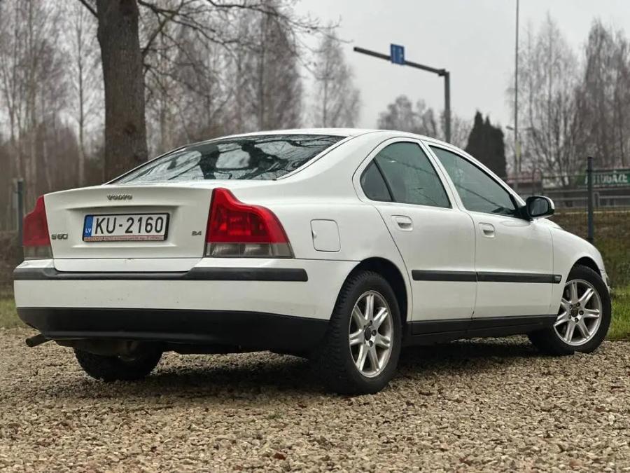 White Volvo S60 2003 in Jelgava, with an engine capacity of 2.40 L and mileage of 295 thousand km for 1990 €, photo 5 on AUTOMOTO.COM.LV