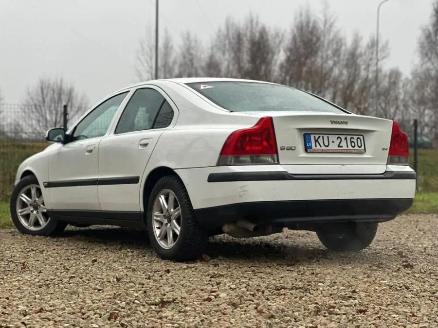 White Volvo S60 2003 in Jelgava, with an engine capacity of 2.40 L and mileage of 295 thousand km for 1990 €, photo 7 on AUTOMOTO.COM.LV