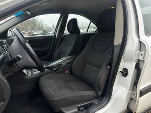 White Volvo S60 2003 in Jelgava, with an engine capacity of 2.40 L and mileage of 295 thousand km for 1990 €, photo 8 on AUTOMOTO.COM.LV
