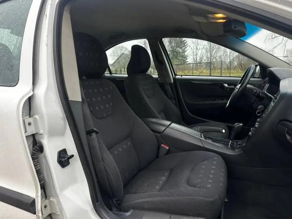 Белый Вольво С60 2003 в Елгава, объемом двигателя 2.40 л и пробегом 295 тыс. км за 1990 €, фото 9 на AUTOMOTO.COM.LV