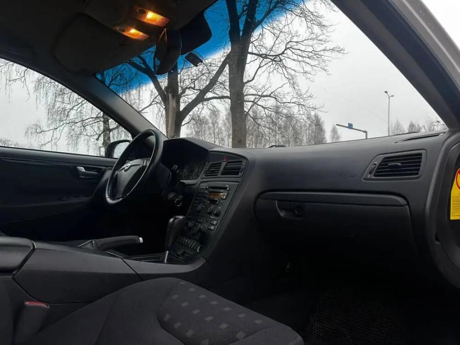 White Volvo S60 2003 in Jelgava, with an engine capacity of 2.40 L and mileage of 295 thousand km for 1990 €, photo 11 on AUTOMOTO.COM.LV