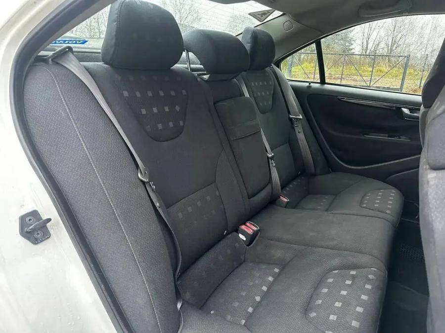 White Volvo S60 2003 in Jelgava, with an engine capacity of 2.40 L and mileage of 295 thousand km for 1990 €, photo 12 on AUTOMOTO.COM.LV