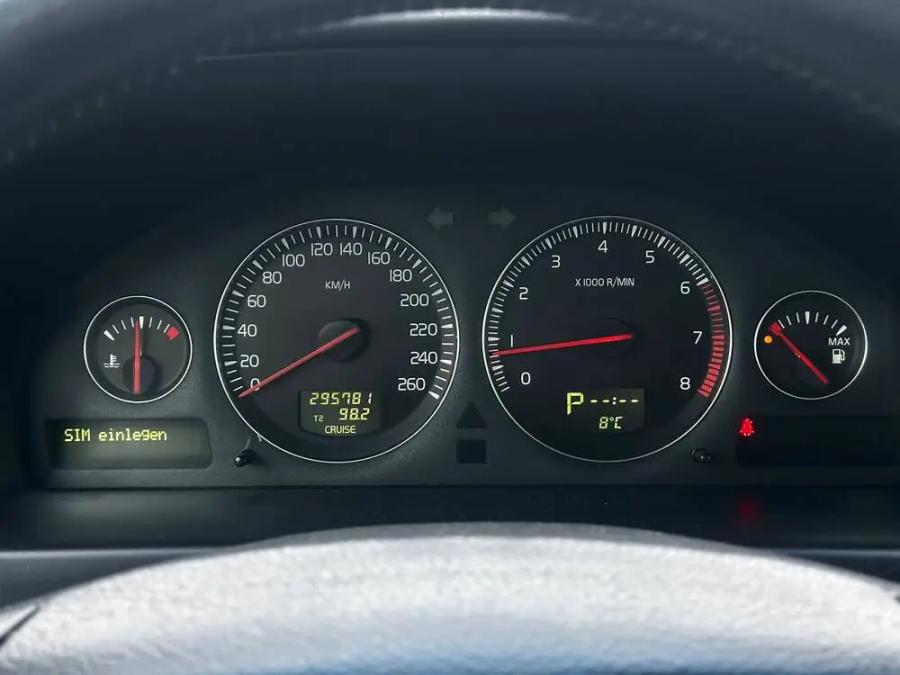 White Volvo S60 2003 in Jelgava, with an engine capacity of 2.40 L and mileage of 295 thousand km for 1990 €, photo 16 on AUTOMOTO.COM.LV
