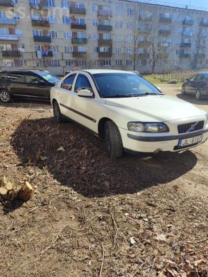 White Volvo S60 2003 in Riga, with an engine capacity of 2.40 L and mileage of 290 thousand km for 1500 €, photo  on AUTOMOTO.COM.LV