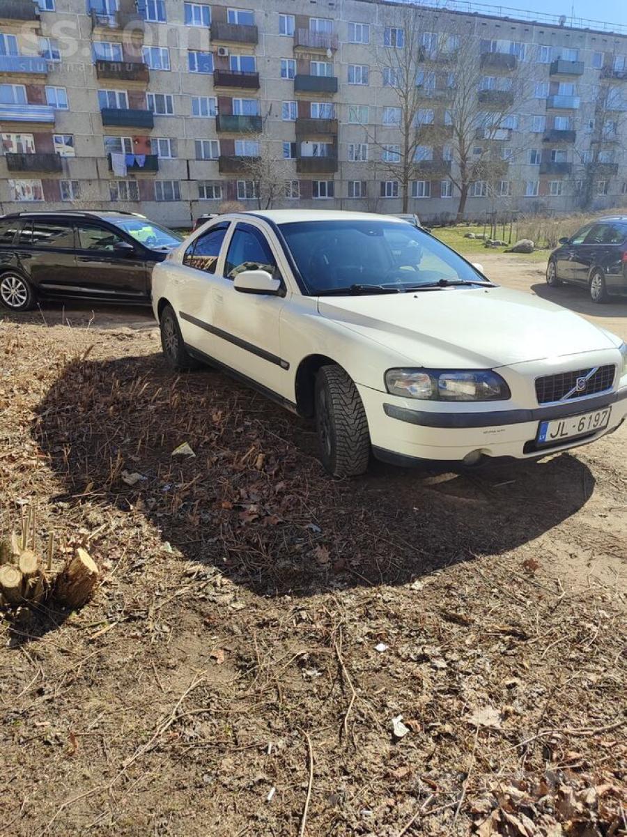 Белый Вольво С60 2003 в Рига, объемом двигателя 2.40 л и пробегом 290 тыс. км за 1500 €, фото 1 на AUTOMOTO.COM.LV