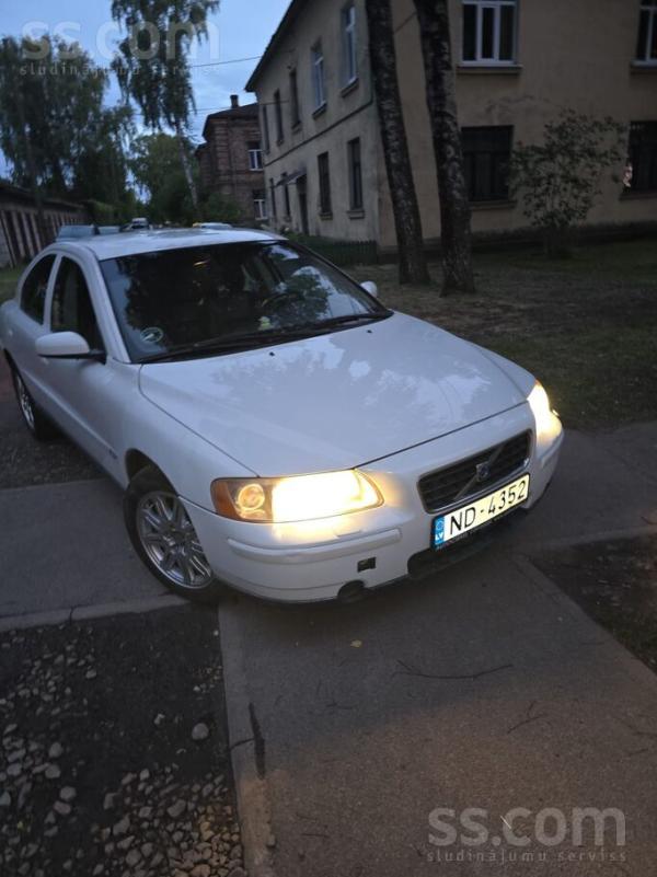 Balts Volvo S60 2005 Rīga, ar dzinēja tilpumu 2.40 L un nobraukumu 315 tūkst. km par 850 €, foto 1 vietnē AUTOMOTO.COM.LV