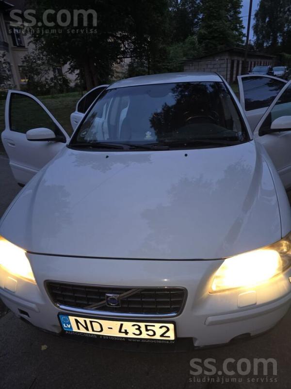Balts Volvo S60 2005 Rīga, ar dzinēja tilpumu 2.40 L un nobraukumu 315 tūkst. km par 850 €, foto 3 vietnē AUTOMOTO.COM.LV