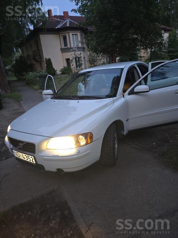 Balts Volvo S60 2005 Rīga, ar dzinēja tilpumu 2.40 L un nobraukumu 315 tūkst. km par 850 €, foto 4 vietnē AUTOMOTO.COM.LV