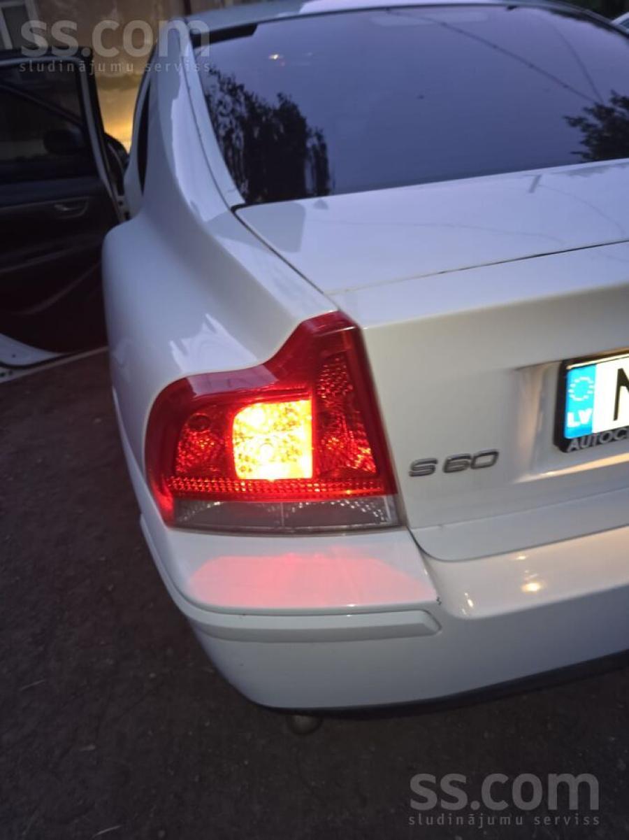 Balts Volvo S60 2005 Rīga, ar dzinēja tilpumu 2.40 L un nobraukumu 315 tūkst. km par 850 €, foto 6 vietnē AUTOMOTO.COM.LV