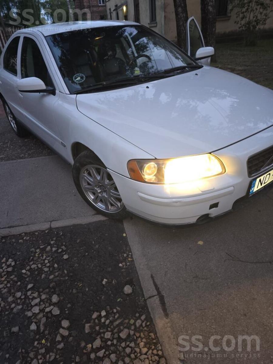 Balts Volvo S60 2005 Rīga, ar dzinēja tilpumu 2.40 L un nobraukumu 315 tūkst. km par 850 €, foto 8 vietnē AUTOMOTO.COM.LV