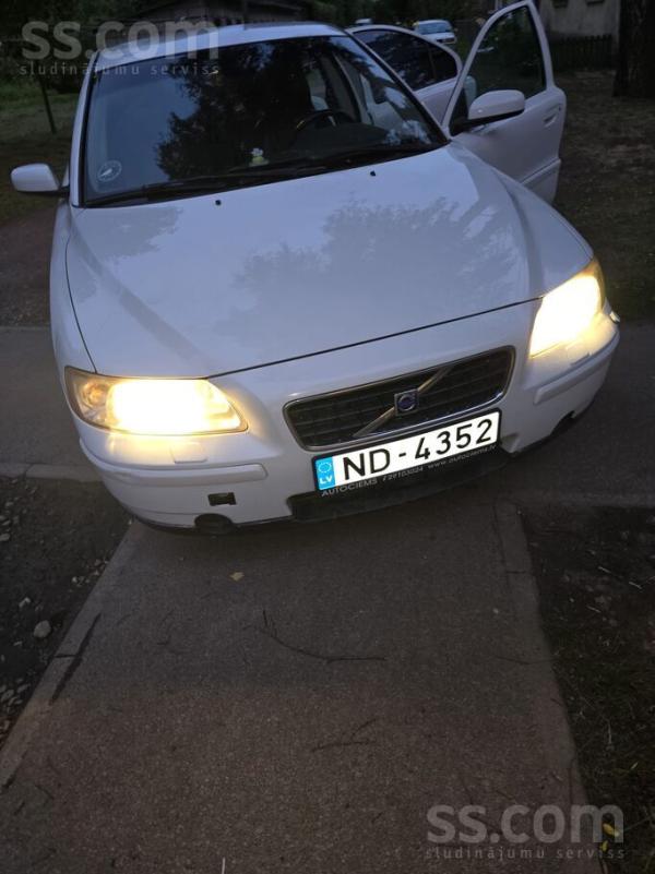 Balts Volvo S60 2005 Rīga, ar dzinēja tilpumu 2.40 L un nobraukumu 315 tūkst. km par 850 €, foto 8 vietnē AUTOMOTO.COM.LV