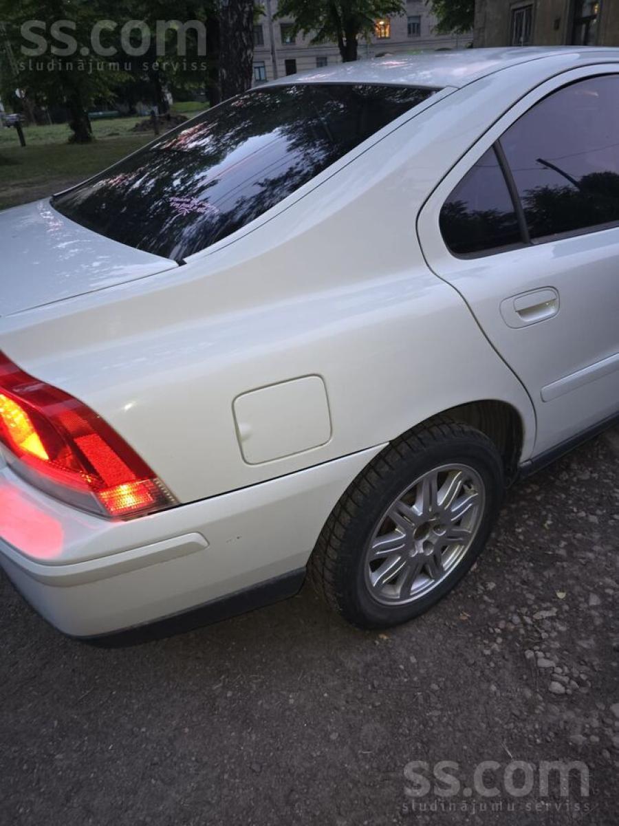 Balts Volvo S60 2005 Rīga, ar dzinēja tilpumu 2.40 L un nobraukumu 315 tūkst. km par 850 €, foto 10 vietnē AUTOMOTO.COM.LV