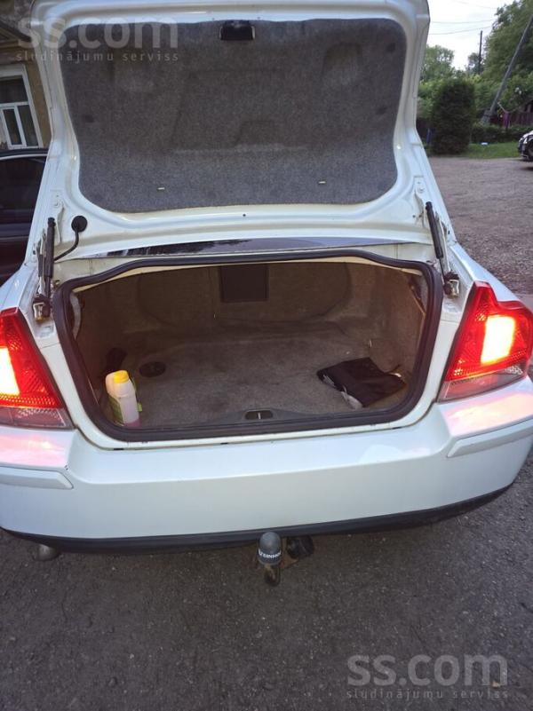 Balts Volvo S60 2005 Rīga, ar dzinēja tilpumu 2.40 L un nobraukumu 315 tūkst. km par 850 €, foto 10 vietnē AUTOMOTO.COM.LV
