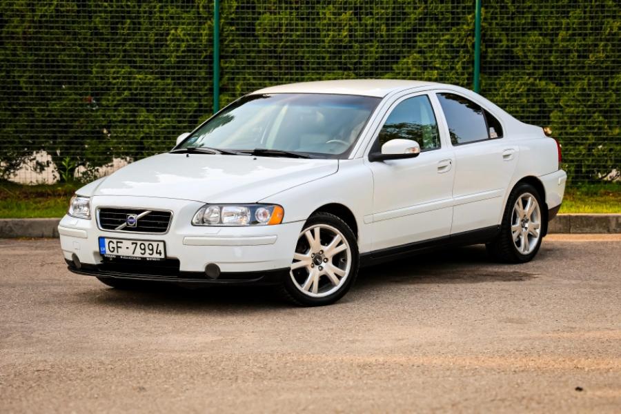 Balts Volvo S60 2006 Rīga, ar dzinēja tilpumu 2.40 L un nobraukumu 335 tūkst. km par 1350 €, foto 1 vietnē AUTOMOTO.COM.LV
