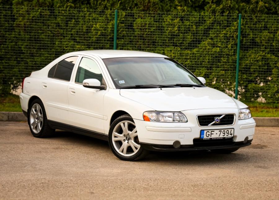 Balts Volvo S60 2006 Rīga, ar dzinēja tilpumu 2.40 L un nobraukumu 335 tūkst. km par 1350 €, foto 4 vietnē AUTOMOTO.COM.LV