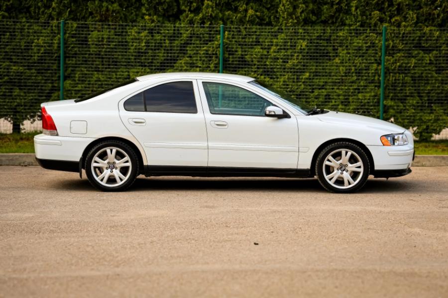 Balts Volvo S60 2006 Rīga, ar dzinēja tilpumu 2.40 L un nobraukumu 335 tūkst. km par 1350 €, foto 5 vietnē AUTOMOTO.COM.LV
