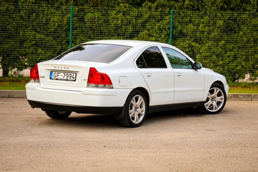Balts Volvo S60 2006 Rīga, ar dzinēja tilpumu 2.40 L un nobraukumu 335 tūkst. km par 1350 €, foto 6 vietnē AUTOMOTO.COM.LV