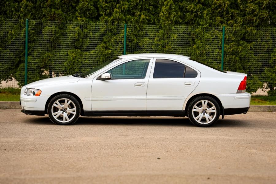 Balts Volvo S60 2006 Rīga, ar dzinēja tilpumu 2.40 L un nobraukumu 335 tūkst. km par 1350 €, foto 9 vietnē AUTOMOTO.COM.LV