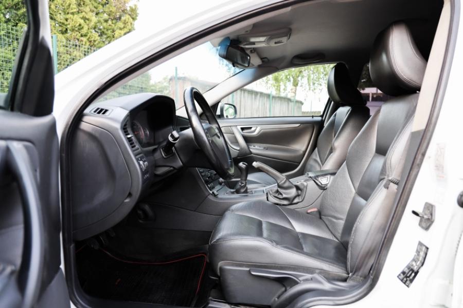 Balts Volvo S60 2006 Rīga, ar dzinēja tilpumu 2.40 L un nobraukumu 335 tūkst. km par 1350 €, foto 10 vietnē AUTOMOTO.COM.LV