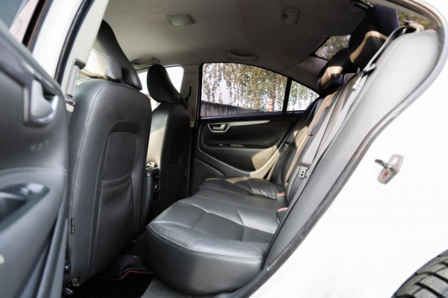 Balts Volvo S60 2006 Rīga, ar dzinēja tilpumu 2.40 L un nobraukumu 335 tūkst. km par 1350 €, foto 13 vietnē AUTOMOTO.COM.LV