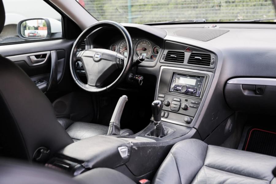 Balts Volvo S60 2006 Rīga, ar dzinēja tilpumu 2.40 L un nobraukumu 335 tūkst. km par 1350 €, foto 17 vietnē AUTOMOTO.COM.LV
