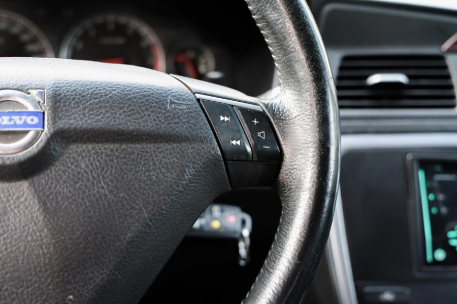 Balts Volvo S60 2006 Rīga, ar dzinēja tilpumu 2.40 L un nobraukumu 335 tūkst. km par 1350 €, foto 21 vietnē AUTOMOTO.COM.LV