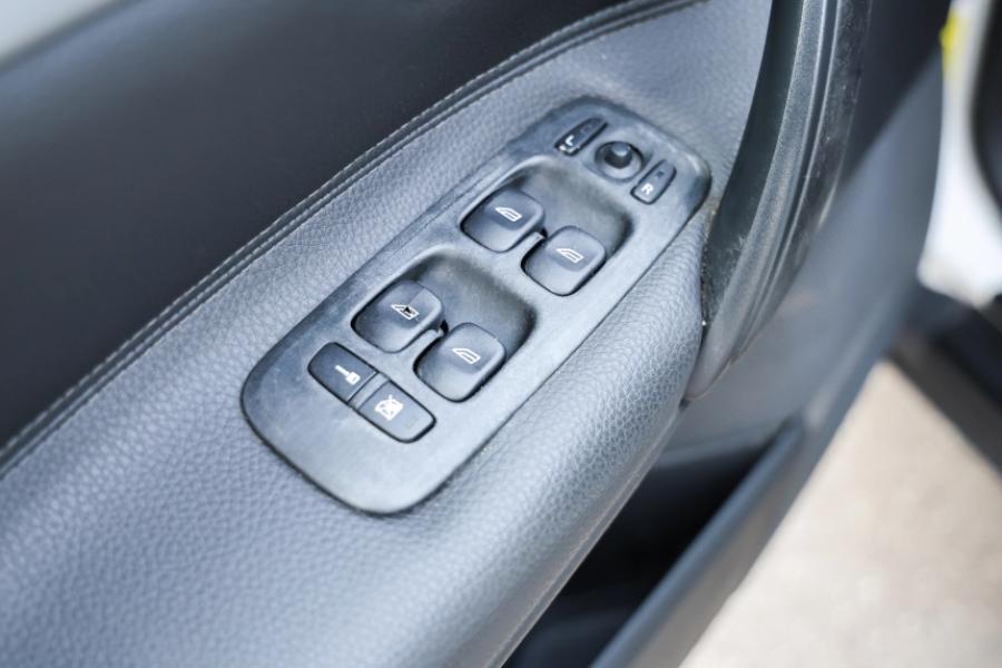 Balts Volvo S60 2006 Rīga, ar dzinēja tilpumu 2.40 L un nobraukumu 335 tūkst. km par 1350 €, foto 24 vietnē AUTOMOTO.COM.LV