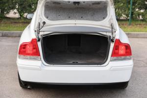 Balts Volvo S60 2006 Rīga, ar dzinēja tilpumu 2.40 L un nobraukumu 335 tūkst. km par 1350 €, foto 25 vietnē AUTOMOTO.COM.LV