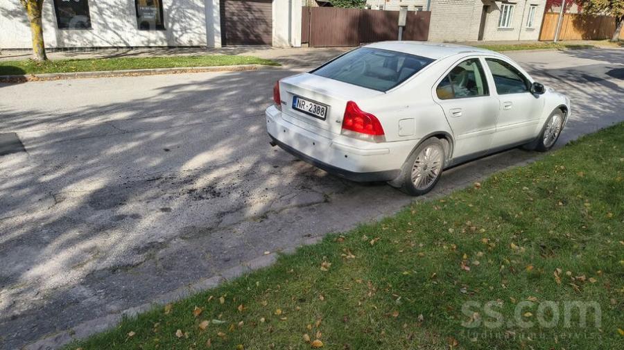 Balts Volvo S60 2006 Liepāja, ar dzinēja tilpumu 2.40 L un nobraukumu 261 tūkst. km par 650 €, foto 3 vietnē AUTOMOTO.COM.LV