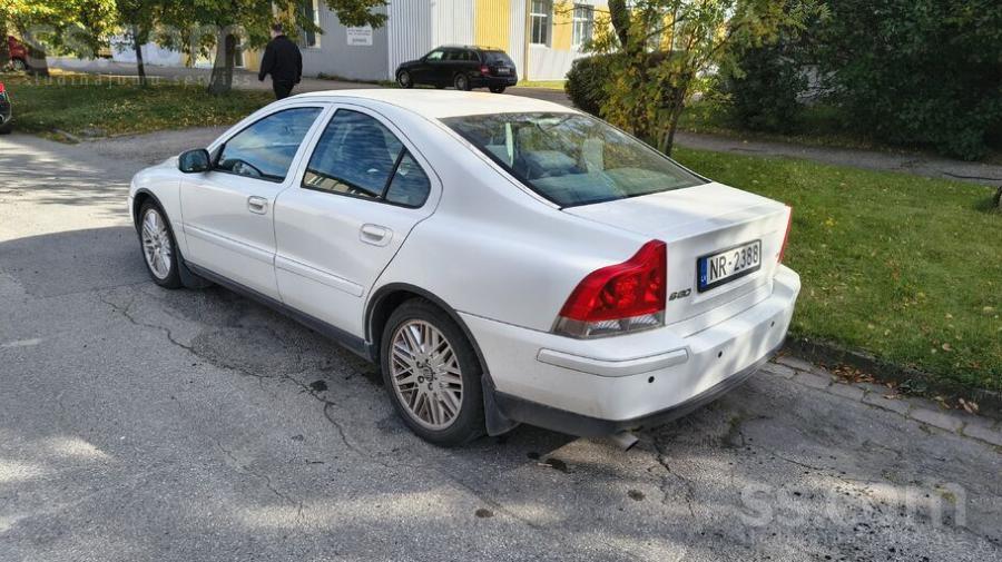 Balts Volvo S60 2006 Liepāja, ar dzinēja tilpumu 2.40 L un nobraukumu 261 tūkst. km par 650 €, foto 4 vietnē AUTOMOTO.COM.LV