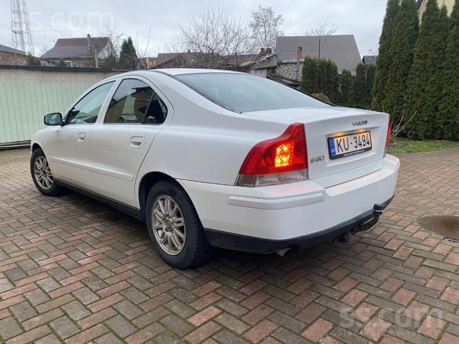 White Volvo S60 2007 in Daugavpils, with an engine capacity of 2.40 L and mileage of 358 thousand km for 2650 €, photo 2 on AUTOMOTO.COM.LV