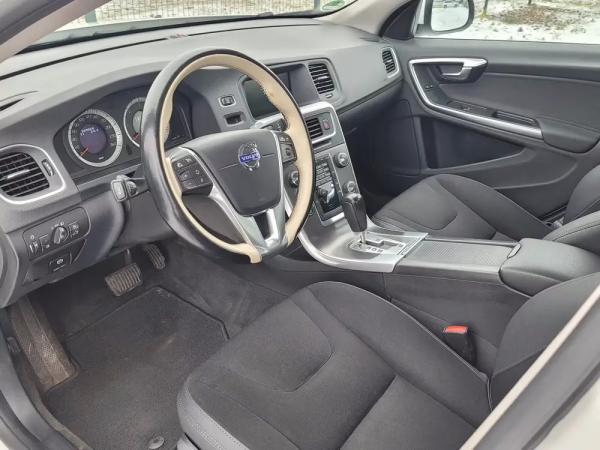 White Volvo S60 2010 in Saldus, with an engine capacity of 2.40 L and mileage of 308 thousand km for 6200 €, photo 5 on AUTOMOTO.COM.LV