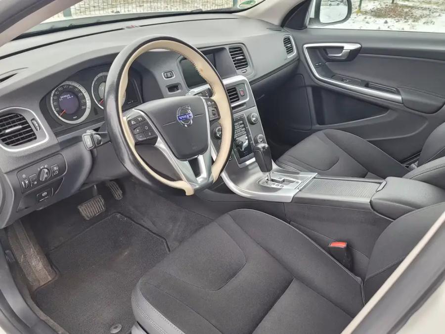 Balts Volvo S60 2010 Saldus, ar dzinēja tilpumu 2.40 L un nobraukumu 308 tūkst. km par 6200 €, foto 6 vietnē AUTOMOTO.COM.LV