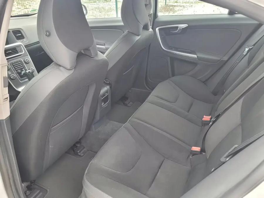 Balts Volvo S60 2010 Saldus, ar dzinēja tilpumu 2.40 L un nobraukumu 308 tūkst. km par 6200 €, foto 8 vietnē AUTOMOTO.COM.LV