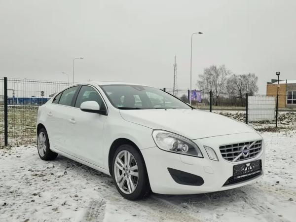 White Volvo S60 2010 in Saldus, with an engine capacity of 2.40 L and mileage of 308 thousand km for 6200 €, photo 10 on AUTOMOTO.COM.LV
