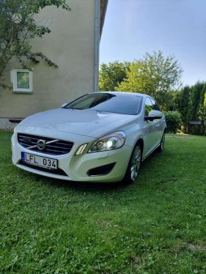 Balts Volvo S60 2010 Alīta, ar dzinēja tilpumu 2.00 L un nobraukumu 259 tūkst. km par 4800 €, foto 4 vietnē AUTOMOTO.COM.LV