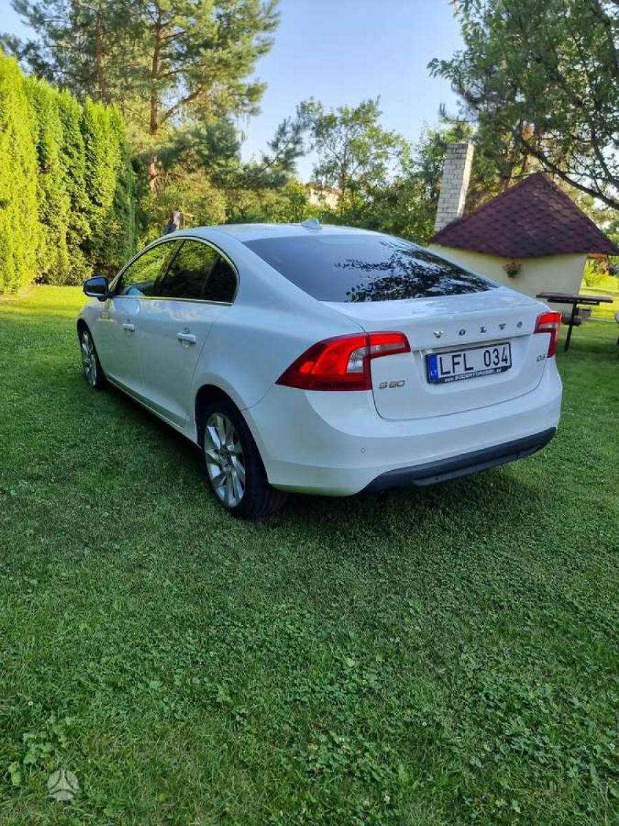 Balts Volvo S60 2010 Alīta, ar dzinēja tilpumu 2.00 L un nobraukumu 259 tūkst. km par 4800 €, foto 6 vietnē AUTOMOTO.COM.LV