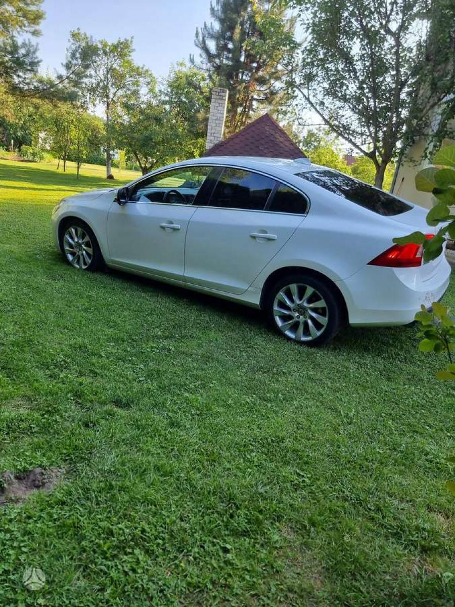 Balts Volvo S60 2010 Alīta, ar dzinēja tilpumu 2.00 L un nobraukumu 259 tūkst. km par 4800 €, foto 7 vietnē AUTOMOTO.COM.LV