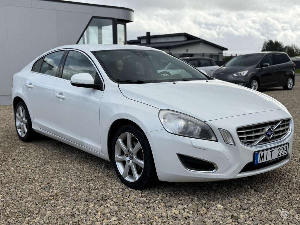 Volvo S60 2010 in Siauliai on AUTOMOTO.COM.LV White Volvo S60 2010 in Siauliai, with an engine capacity of 1.98 L and mileage of 371 thousand km for 3300 β¬, photo 4 on AUTOMOTO.COM.LV