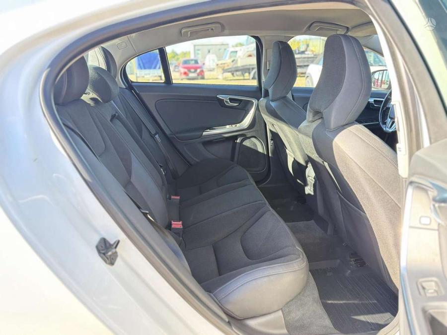 Balts Volvo S60 2010 Šauļi, ar dzinēja tilpumu 1.98 L un nobraukumu 371 tūkst. km par 3300 €, foto 12 vietnē AUTOMOTO.COM.LV