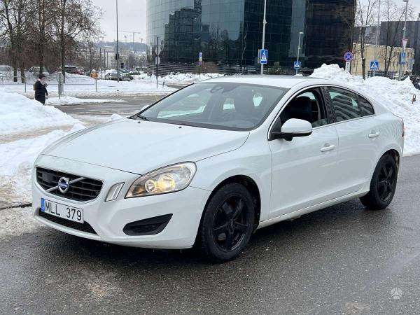 White Volvo S60 2011 in Vilnius, with an engine capacity of 2.40 L and mileage of 325 thousand km for 4250 €, photo 1 on AUTOMOTO.COM.LV