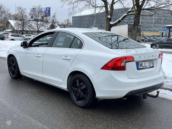 White Volvo S60 2011 in Vilnius, with an engine capacity of 2.40 L and mileage of 325 thousand km for 4250 €, photo 3 on AUTOMOTO.COM.LV