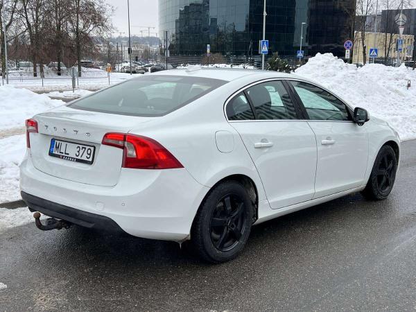 White Volvo S60 2011 in Vilnius, with an engine capacity of 2.40 L and mileage of 325 thousand km for 4250 €, photo 4 on AUTOMOTO.COM.LV